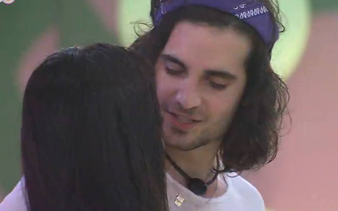 Fiuk Se Empolga Em Festa Do Bbb21 E Dá Beijo No Pescoço De Juliette