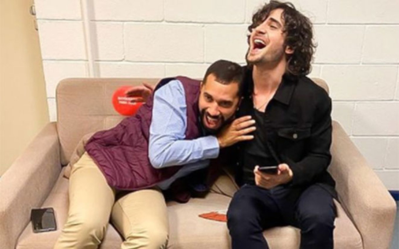 Gil E Fiuk Se Encontram Nos Bastidores Da Globo Com Declarações De Amor